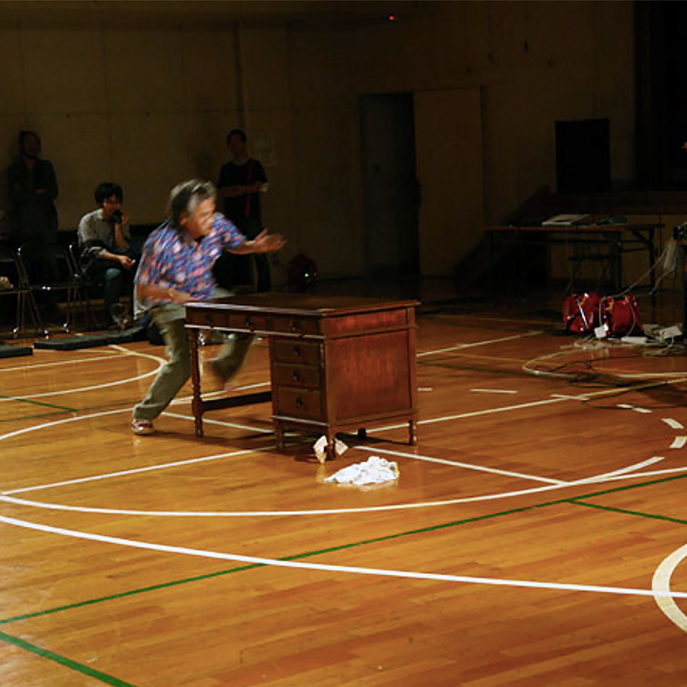 D.D.D.Bot (Dancing with Desk Drumming Robot) – 岡﨑乾二郎 | Kenjiro Okazaki